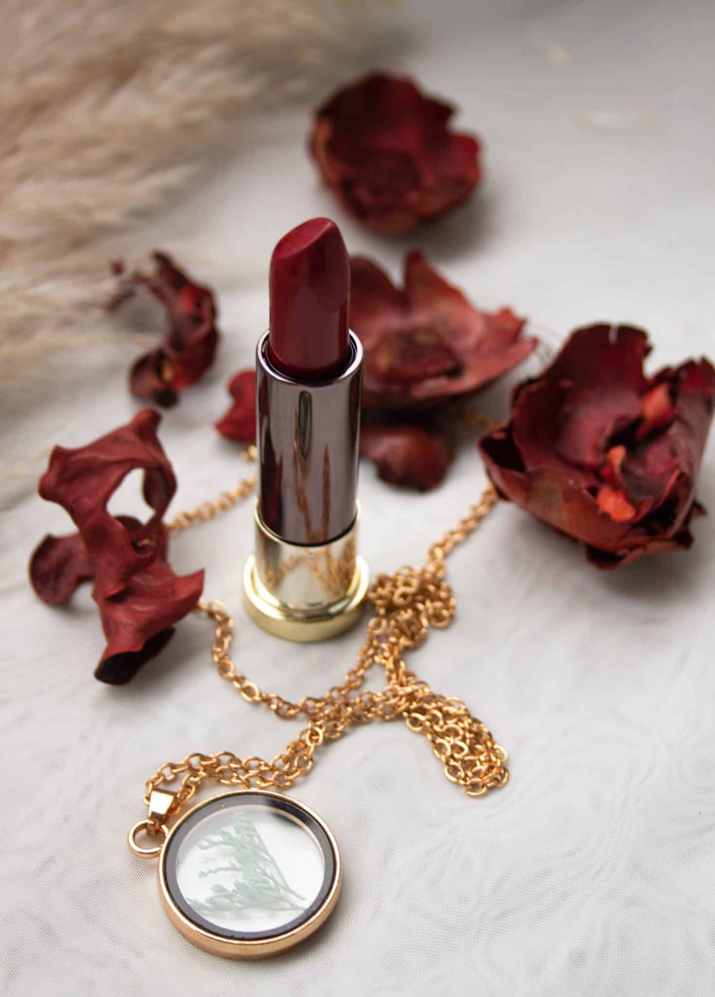 21 Ways To Keep Lipstick From Bleeding - The Makeup Refinery