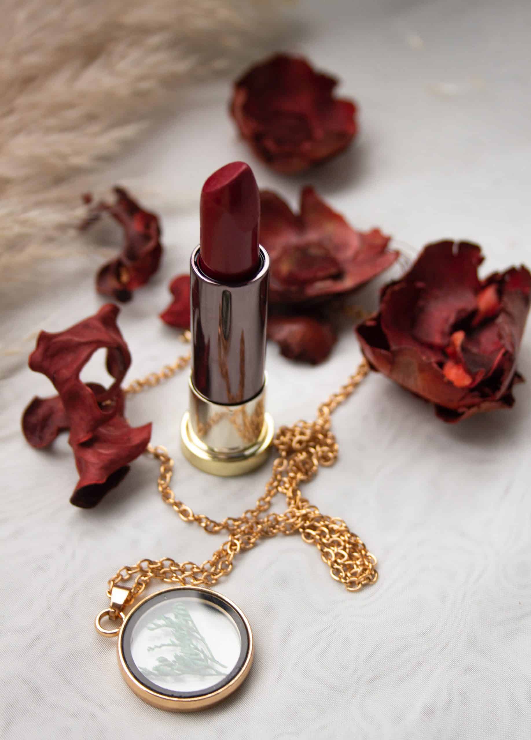 21 Ways To Keep Lipstick From Bleeding - The Makeup Refinery